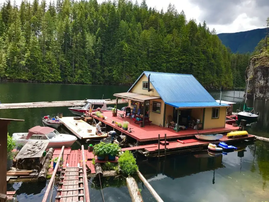 Floating hut with terrace and garden - Wood magazine