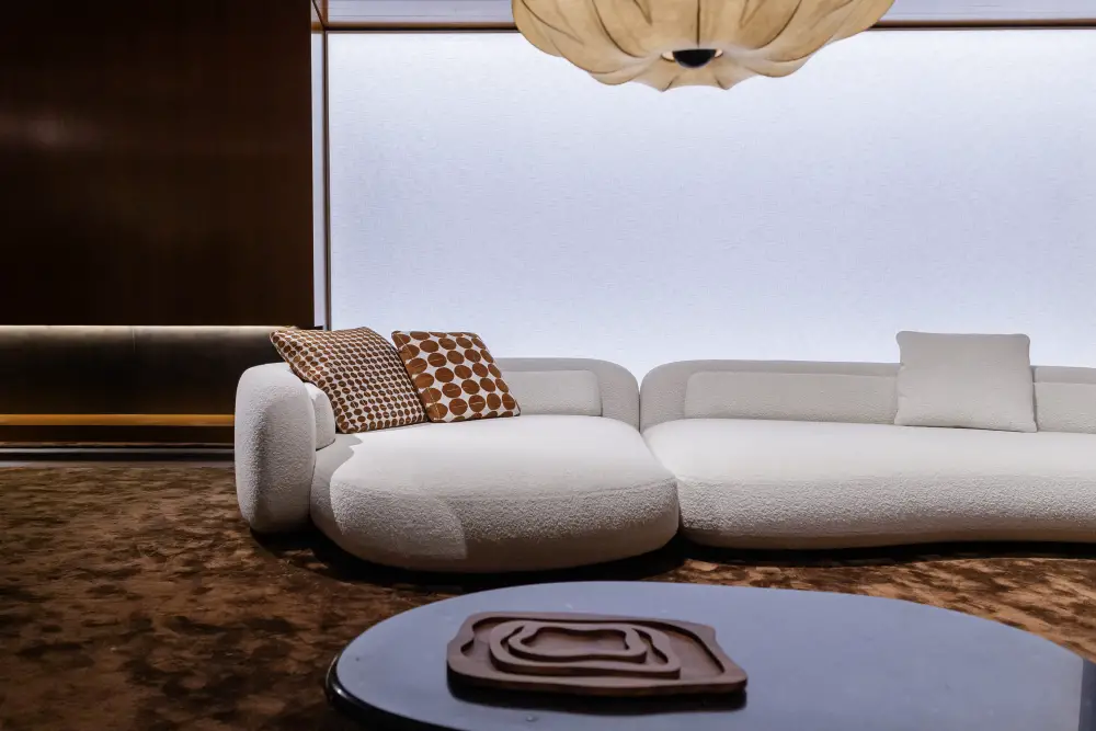 Divani al Salone del Mobile 2025: forme morbide, classici ...